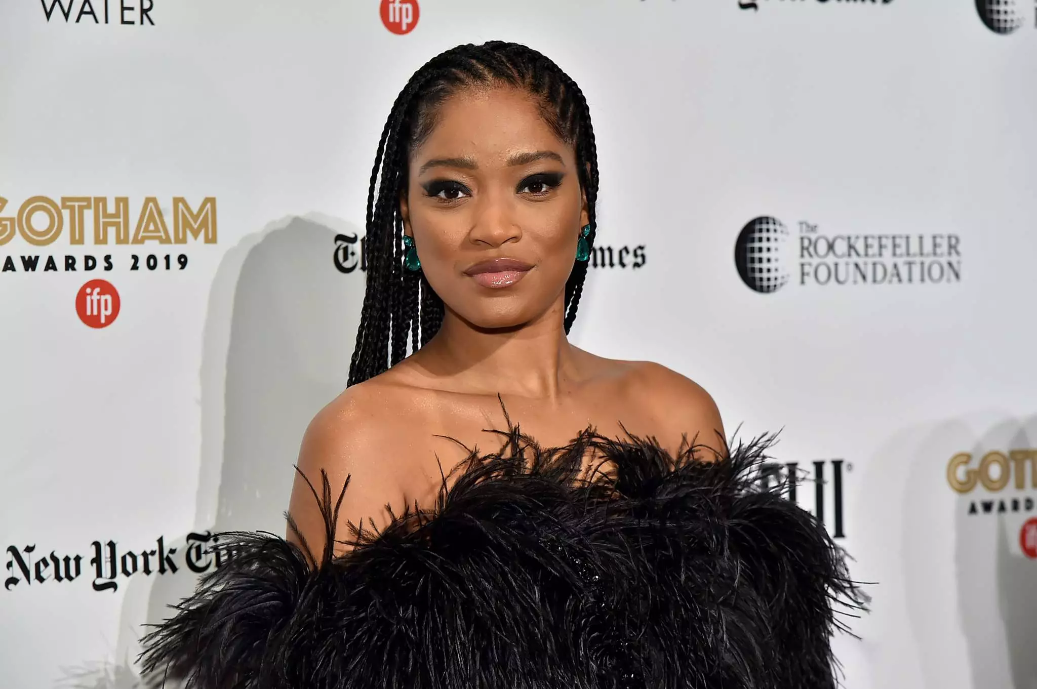 Keke Palmer ایک ہائی لائٹر سبز سر سے پیر کے لباس میں دوبارہ نیون ٹرینڈ شروع کر رہا ہے اور شائقین اس انداز کو پسند کرتے ہیں۔