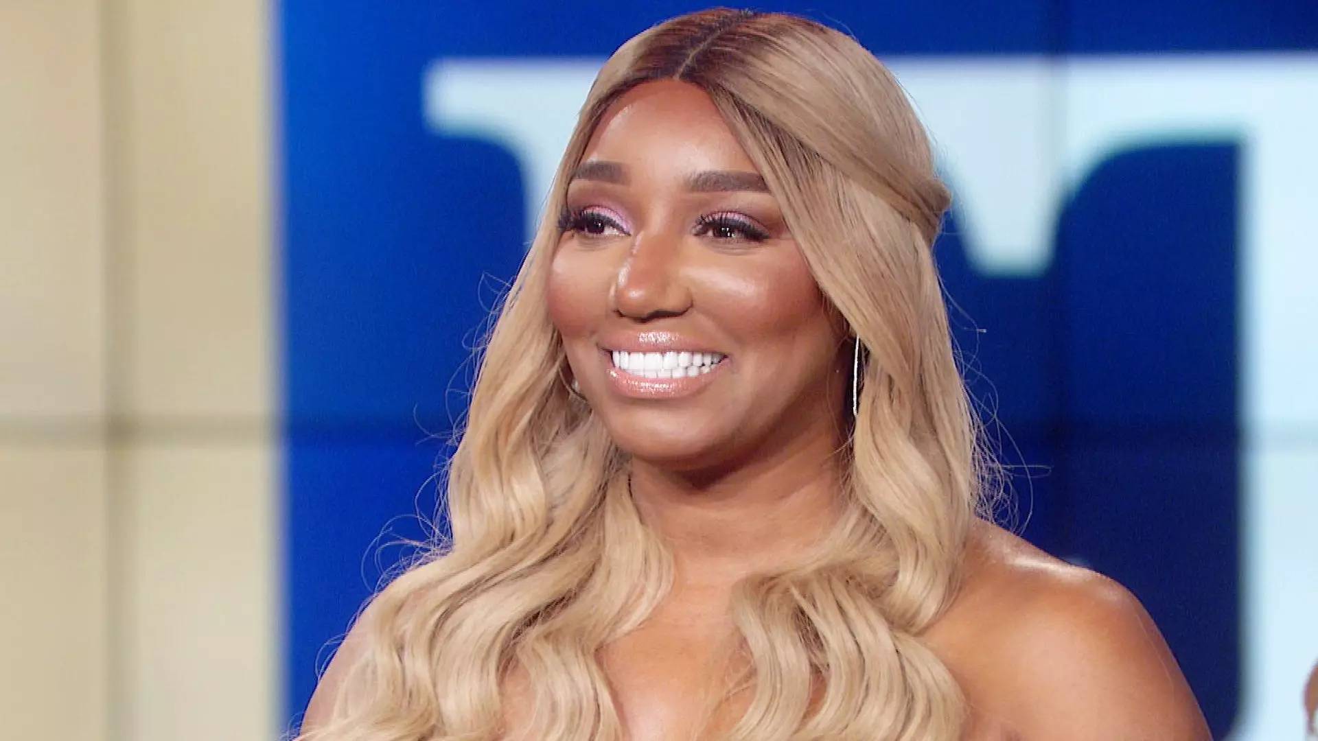 NeNe Leakes 18 Yaşında Görünür, Dekoltesini Göstərir - Fotoya Baxın