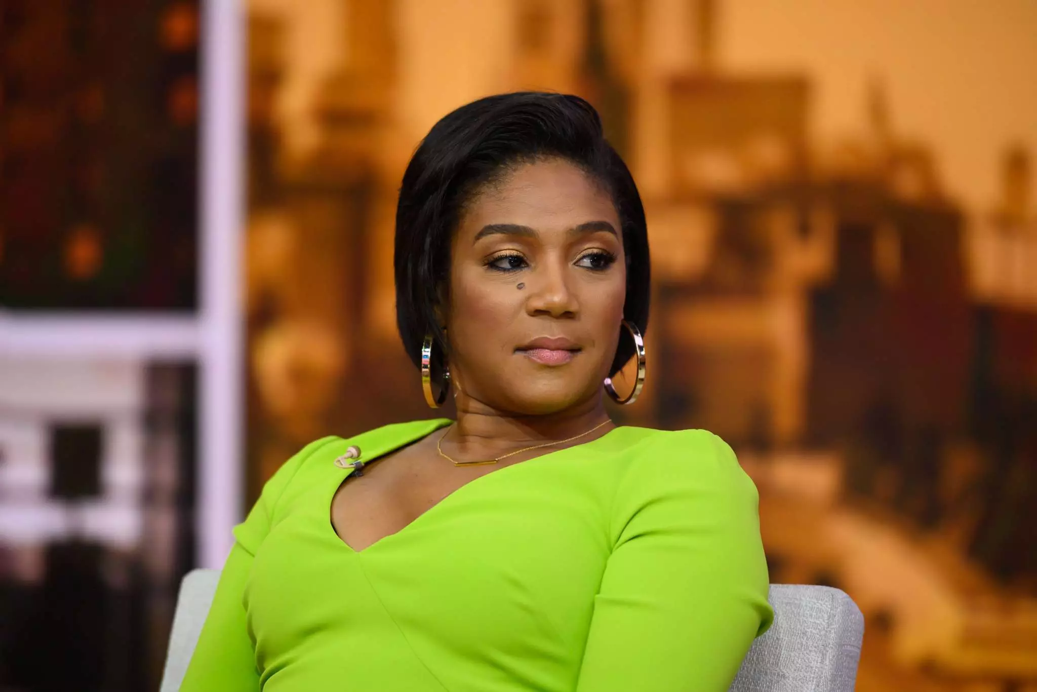 Tiffany Haddish spreek 'n surrogaat aan