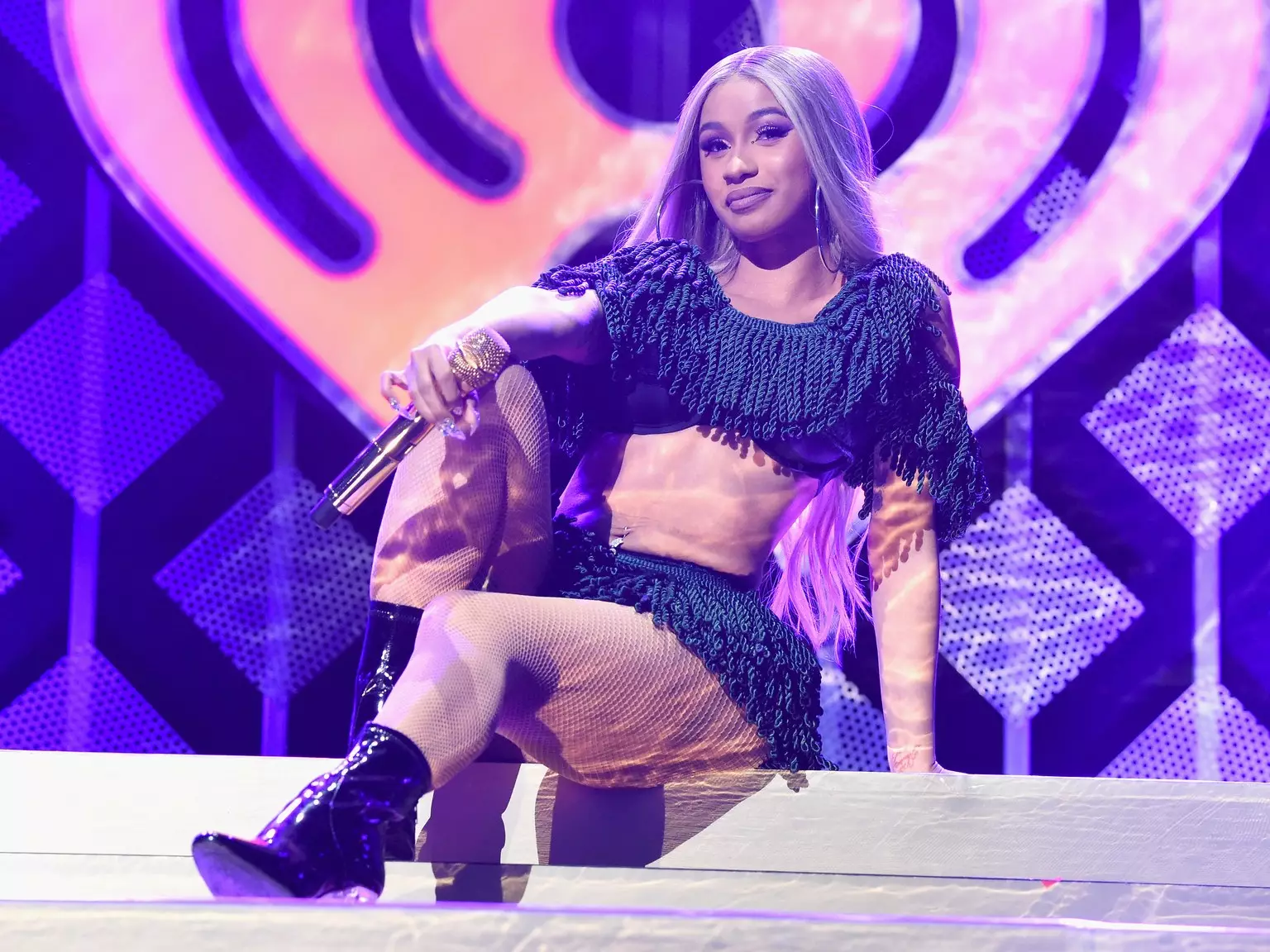 Cardi B - Moetsi oa 'Mino o qosa Rapper ka ho sebelisa 'Bodak Yellow' Beats ntle le tumello!