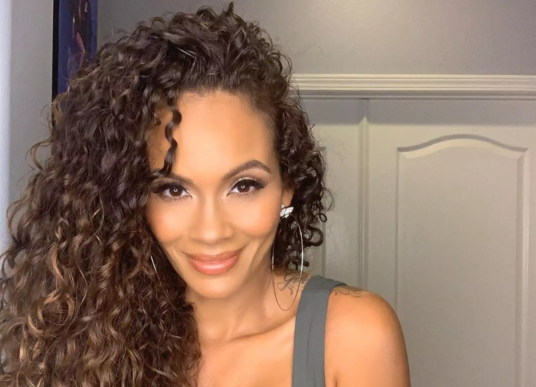 Evelyn Lozada Tiġi Emozzjonata F'Video Waqt li Tkellem dwar l-Eks Carl Crawford Li Hu Akkużat B'Abbuż Domestiku