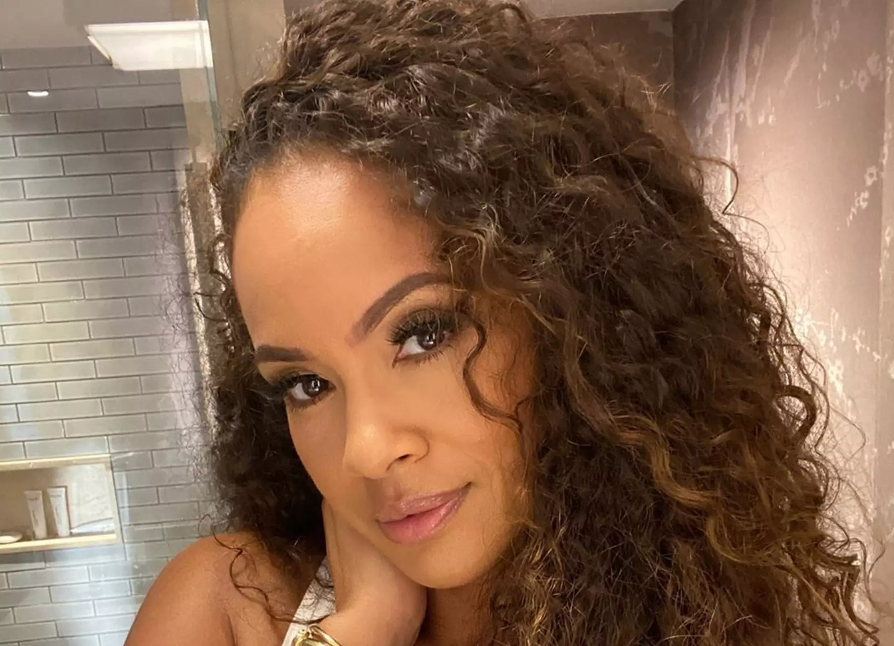 Evelyn Lozada Nuduhake Foto Baju Mandi Skandal sing Nduwe Pria Muda Nyoba Nyimpang Saka Dalan Agamane