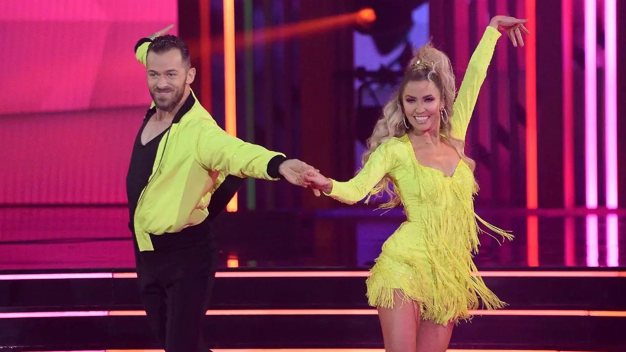 Artem Chigvintsev vill vinna DWTS Mirrorball Trophy så att han kan hänga den ovanför sin sons spjälsäng!