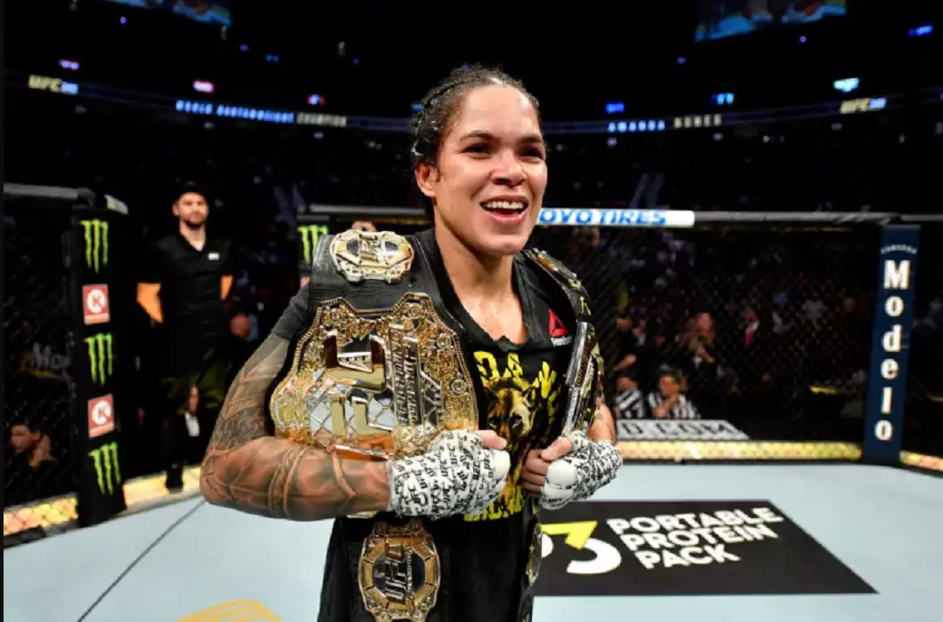 Dopo una dura vittoria nell'UFC, Pannie Kianzad, una star dell'UFC, mostra i suoi denti persi e il naso rotto