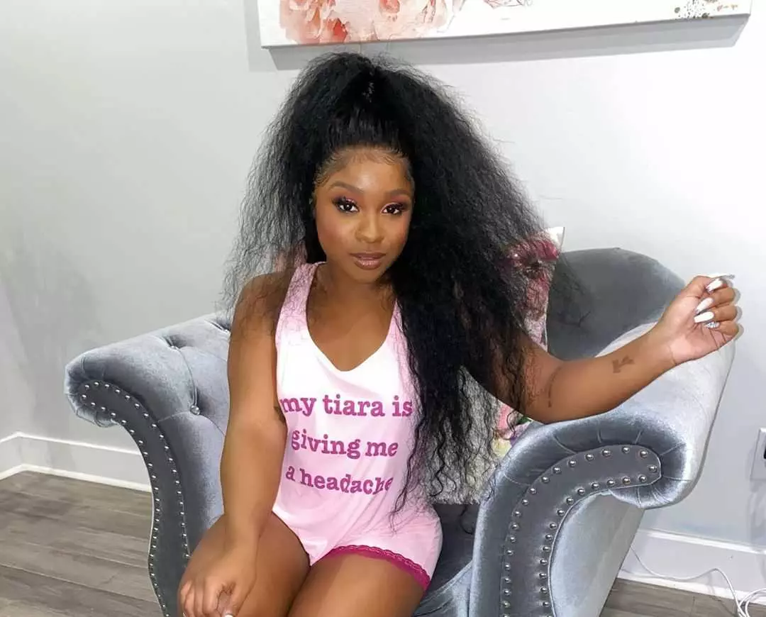 Reginae Carter โพสท่าในชุดชั้นในสีแดง Fenty และแฟน ๆ ไม่สามารถรับเธอได้เพียงพอ