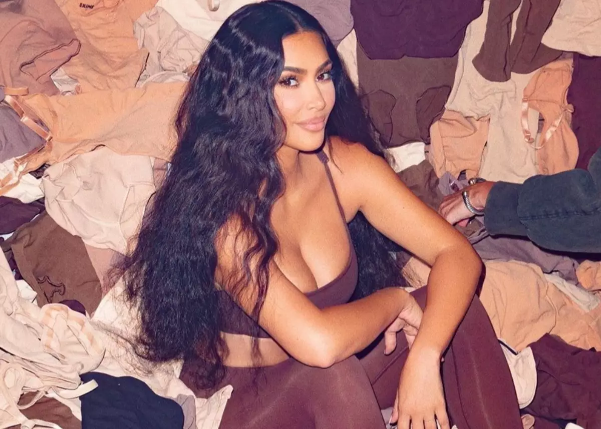 Η Kim Kardashian κατηγορείται ότι έστειλε το λάθος μήνυμα σε έγκυες γυναίκες με τη νέα σειρά Maternity Skims