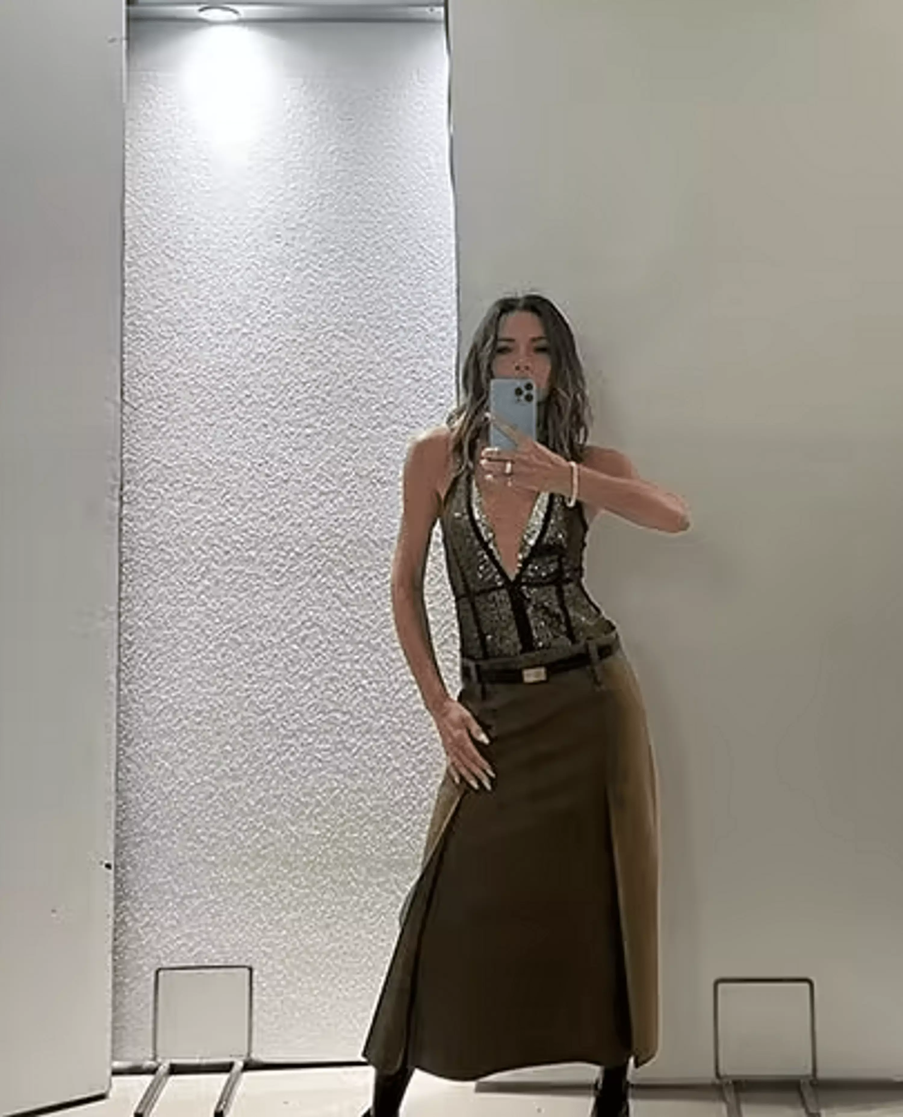 Ang mga Fans Nag-chat Bahin sa Gipadayag ni Victoria Beckham nga Mesh Top Ug Mermaid Bodysuit