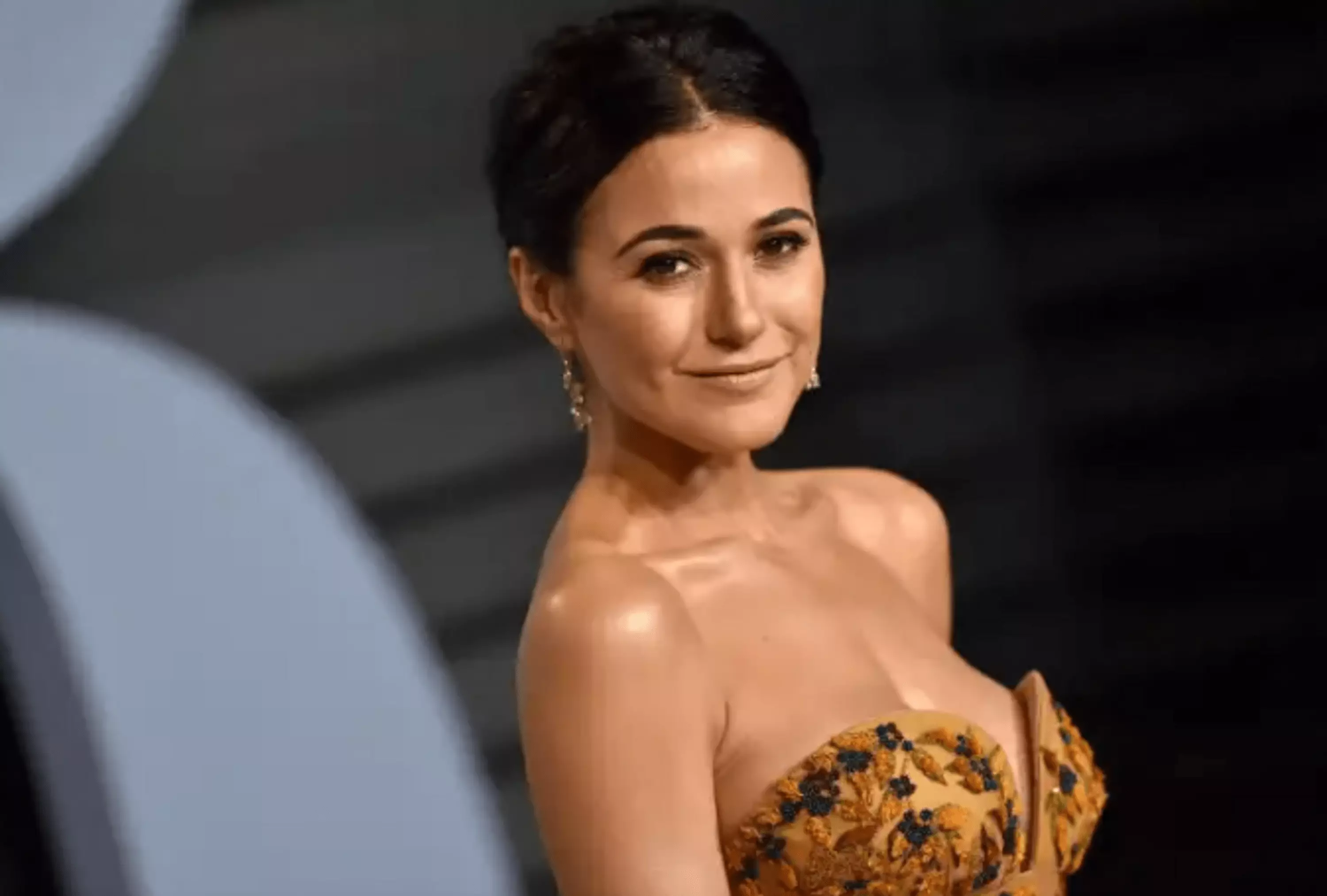 Séid Emmanuelle Chriqui Gach Duine Ar Laethanta Saoire I Mykonos, An Ghréig, Trí Bikini Gorm Dána a Dhéanamh