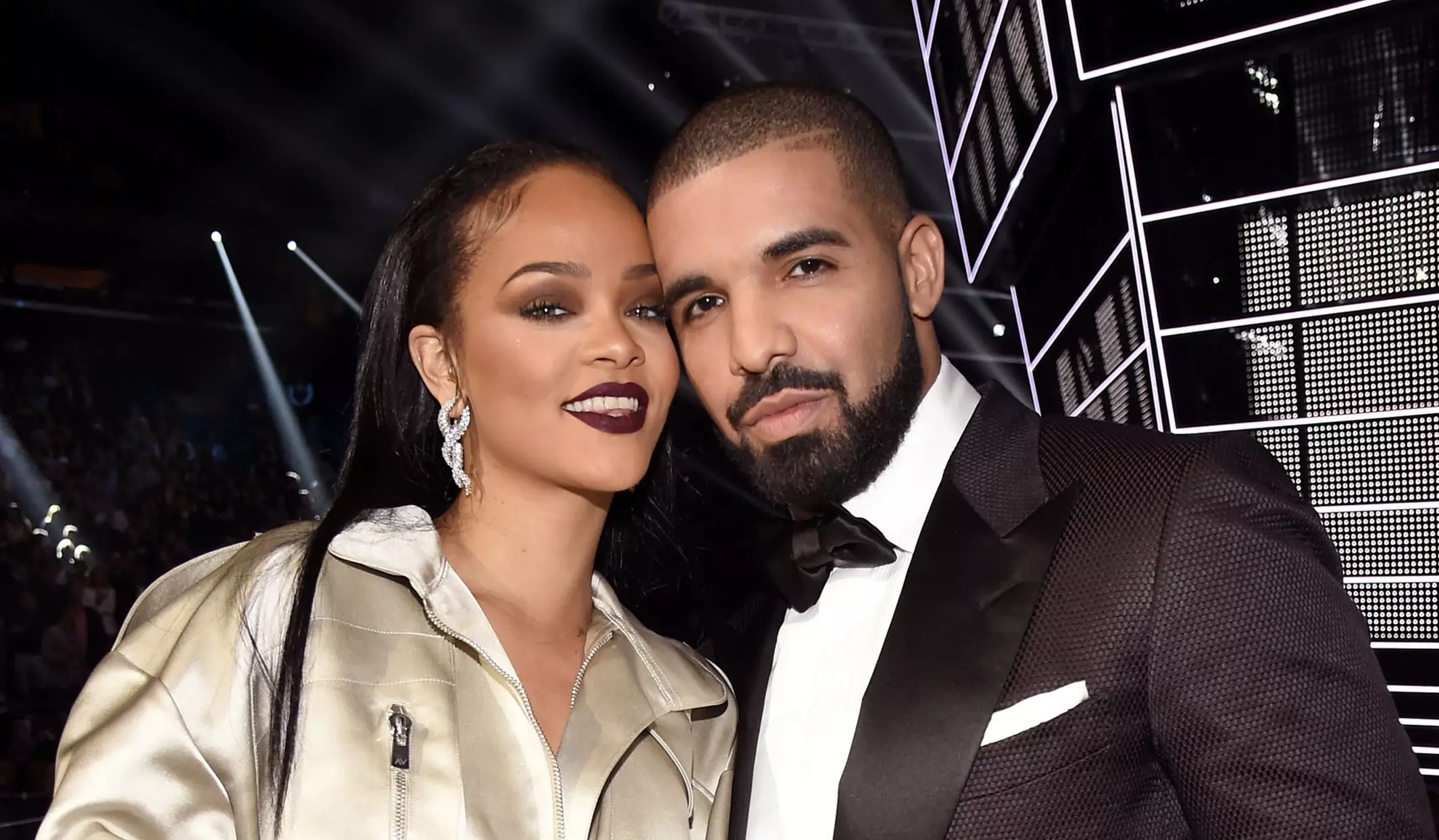 Drake a filmat plimbându-se noaptea în Barbados și toată lumea îl tachina despre „Tryna Find Rihanna!”