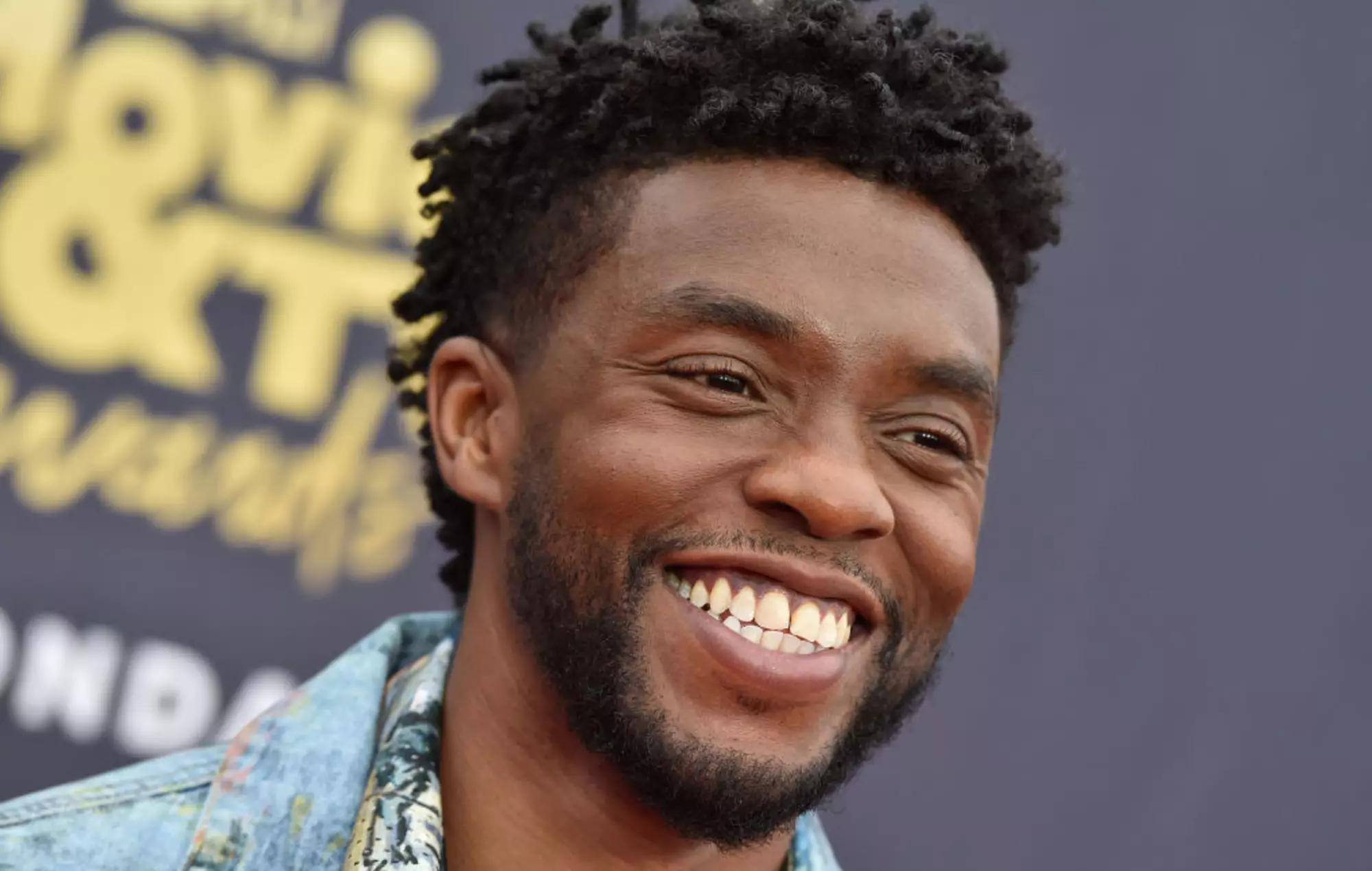 Opó Chadwick Boseman sọ Ọrọ pataki Lakoko ti o ngba Aami Eye Aworan NAACP Ni Orukọ Rẹ