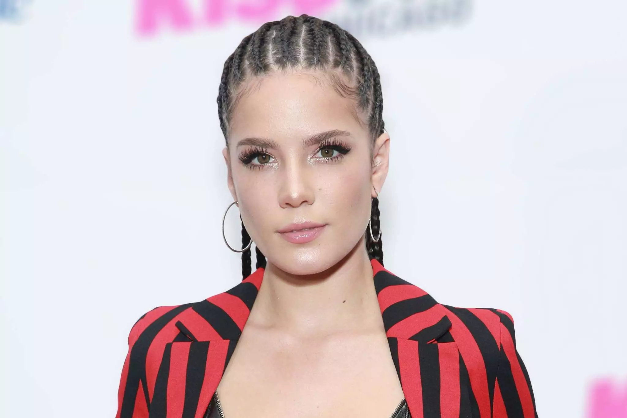 Halsey Anashutumu Grammys Kwa Kuchukua 'Rushwa' Baada ya Kupuuzwa!