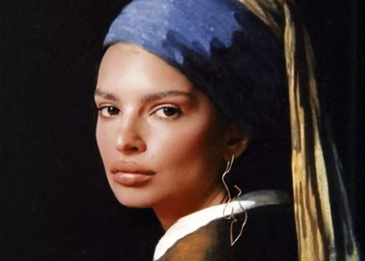 Emily Ratajkowski csatornákat mutat be Johannes Vermeer lánynak gyöngy fülbevalóval a briliáns Inamorata női kampányban