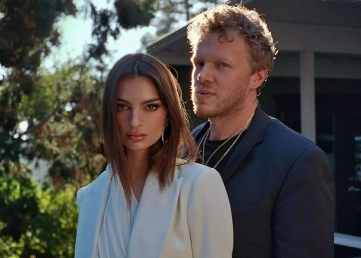 Emily Ratajkowski i mąż Sebastian Bear-McClard biorą udział w meczu L.A. Lakers po udziale w Critics' Choice Awards