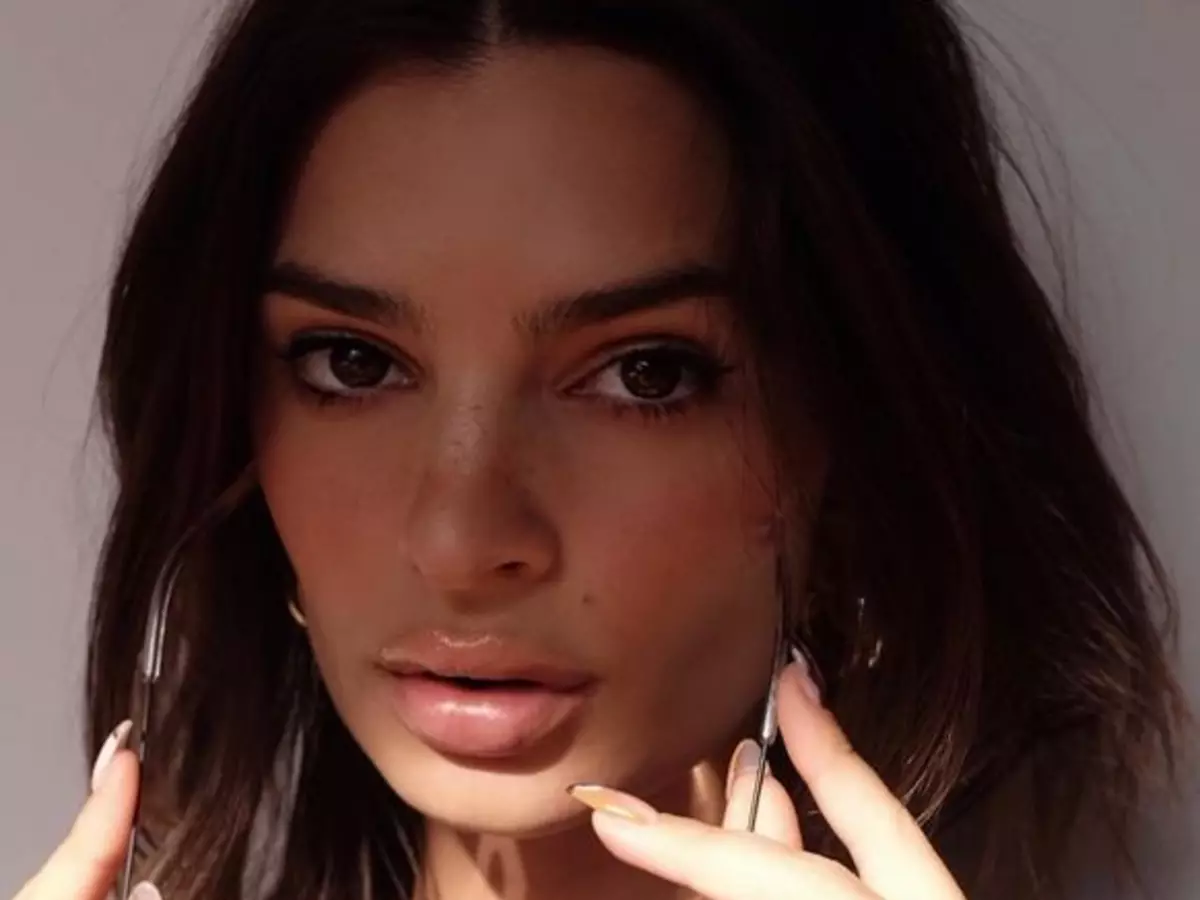 Nasehon'i Emily Ratajkowski tamin'ny Selfie Mandroany ny Zazany