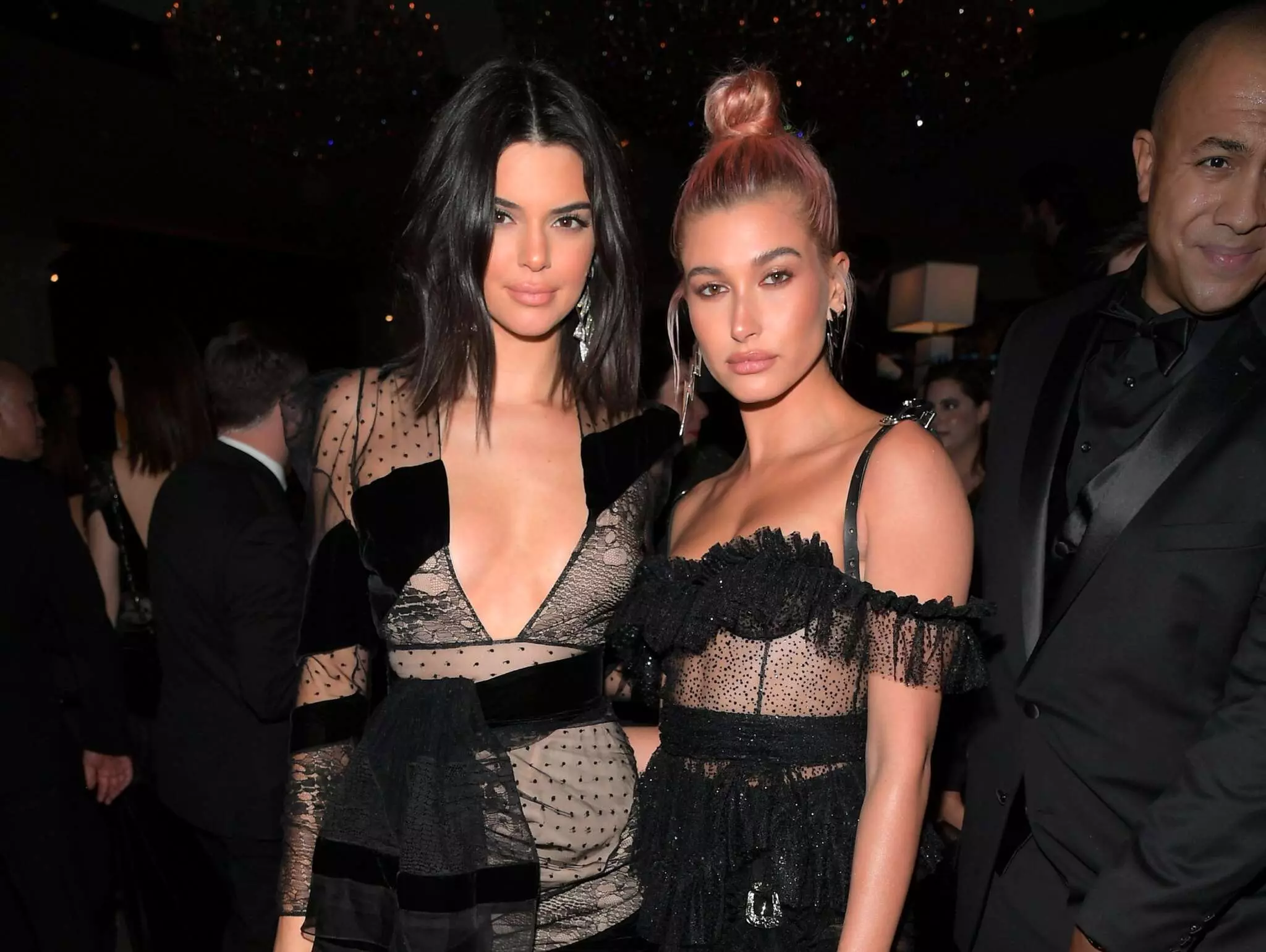 Hailey Baldwin 和 Kendall Jenner 透露他们之前曾亲吻过同一个人 - 查看视频！