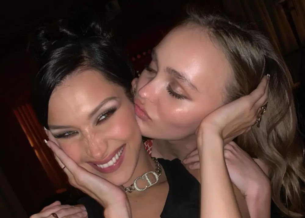 Bella Hadid posa en un top seductor, rep un petó de Lily-Rose Depp i parla sobre les lluites de salut mental