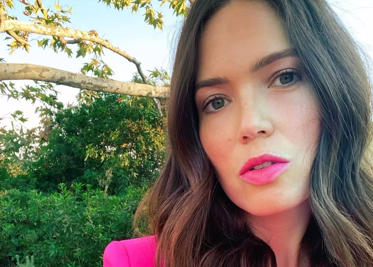 Mandy Moore veste il pancione con questo blazer rosa caldo: guarda il look!