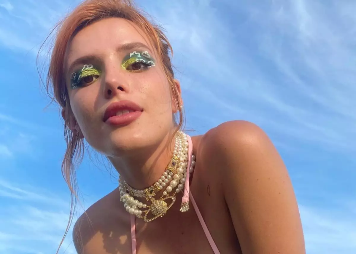 Bella Thorne nyegerkeun usum panas ieu dina rupa-rupa jas mandi dua sapotong nalika liburan sareng Benjamin Mascolo.