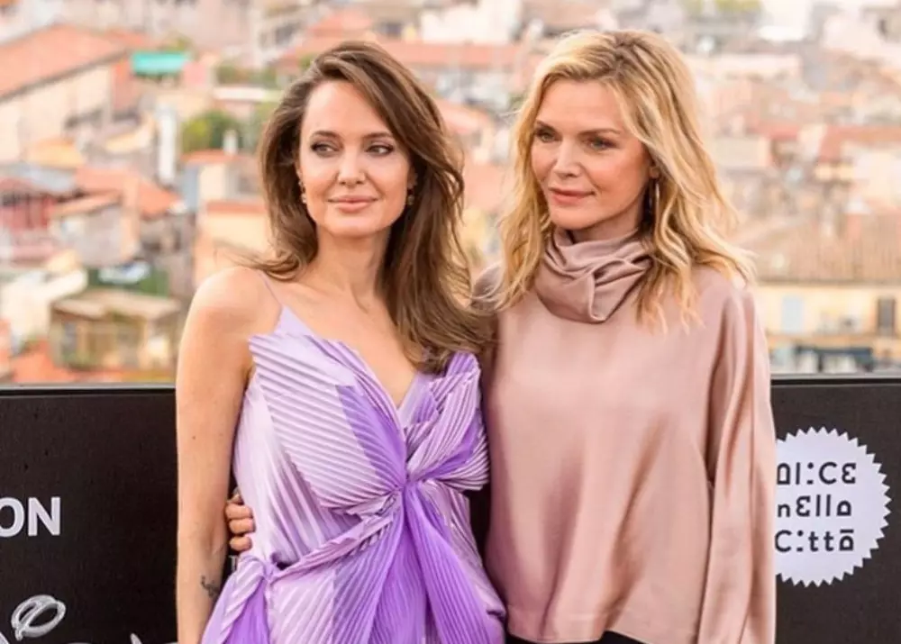 Angelina Jolie Na Michelle Pfeiffer Walimshtukia Maleficent: Bibi wa Ubaya wa Picha ya Roma - Na Ndio, Mashabiki Wanazisafirisha