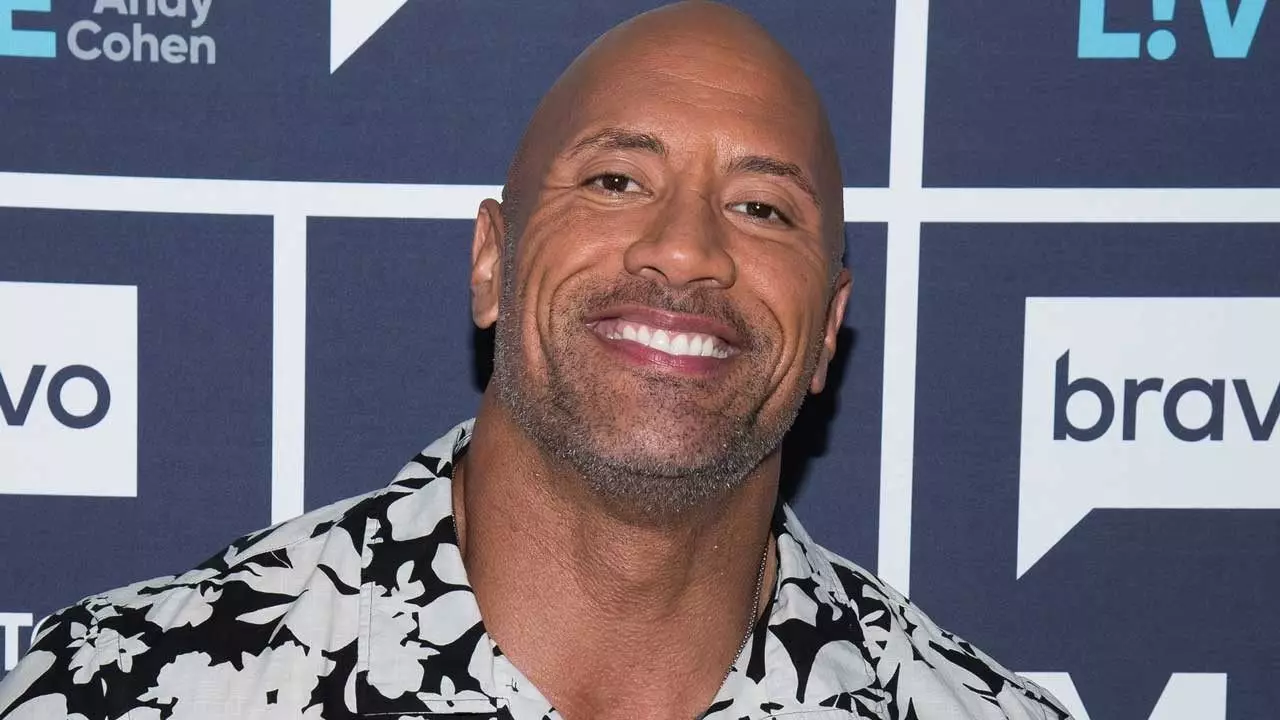 Dwayne Johnson Anopopota pamusoro peVanasikana Vake pasi peCute Snap - Anovimbisa 'kuvada nekuvadzivirira' Hupenyu Hwake hwese!