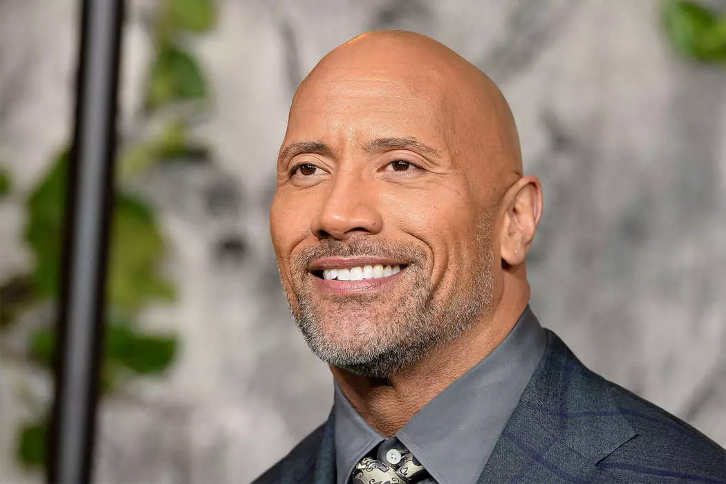 Dwayne Johnson Anotumira Vhidhiyo Inoyevedza Achiratidza Mageza Maoko eMwanasikana Wake