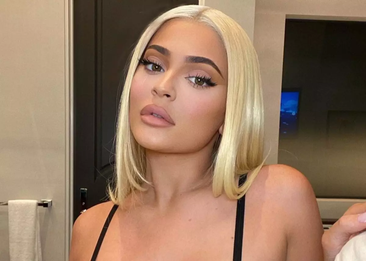 Kylie Jenner dropper sin top og poserer i bh med bleget blond hår