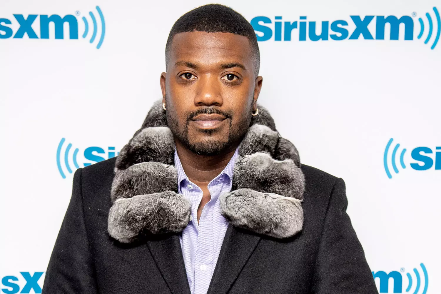 Ray J 在他的腿上紋了一個妹妹白蘭地的紋身，人們對如何感受它感到矛盾