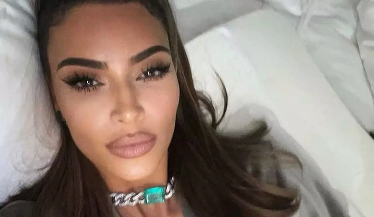Kim Kardashian își renunță topul pentru o nouă campanie Skims