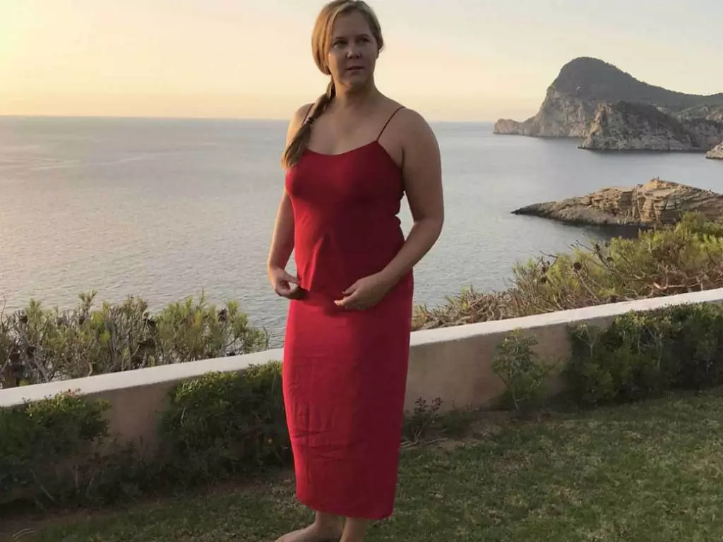 U-Amy Schumer Wembula Ubulili Bengane Njengoba Elindele Ukuzalwa Kwengane Yakhe Yokuqala Nomyeni UChris Fischer