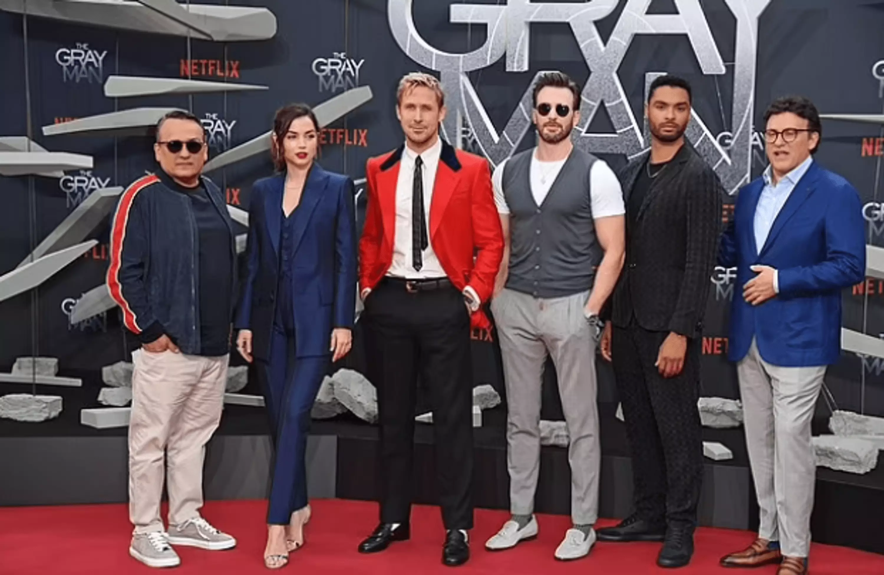 De Launch vum Netflix's deierste Actionfilm The Grey Man Featured Ryan Gosling Droen eng roude Jackett, Chris Evans, An Ana De Armas