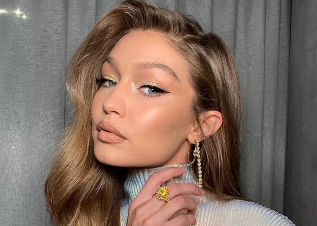 Gigi Hadid ស្រឡាំងកាំងក្នុងកម្មវិធី CMA Awards និងតារាតុបតែងមុខល្បី Patrick Ta កំពុងនិយាយពីរូបរាងរបស់នាង