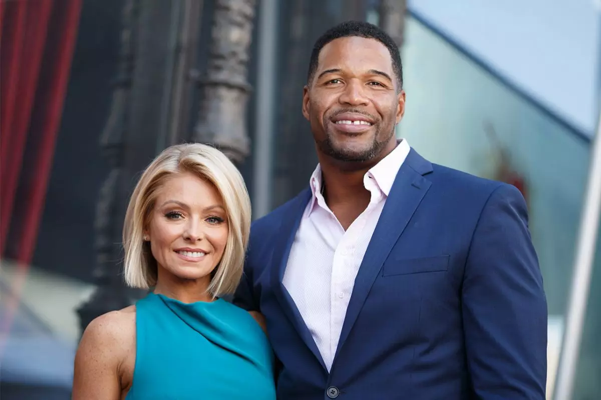 Kelly Ripa kommentéiert iwwer 2016 Michael Strahan Depart am neien Interview - Fans soen datt si bitter ass