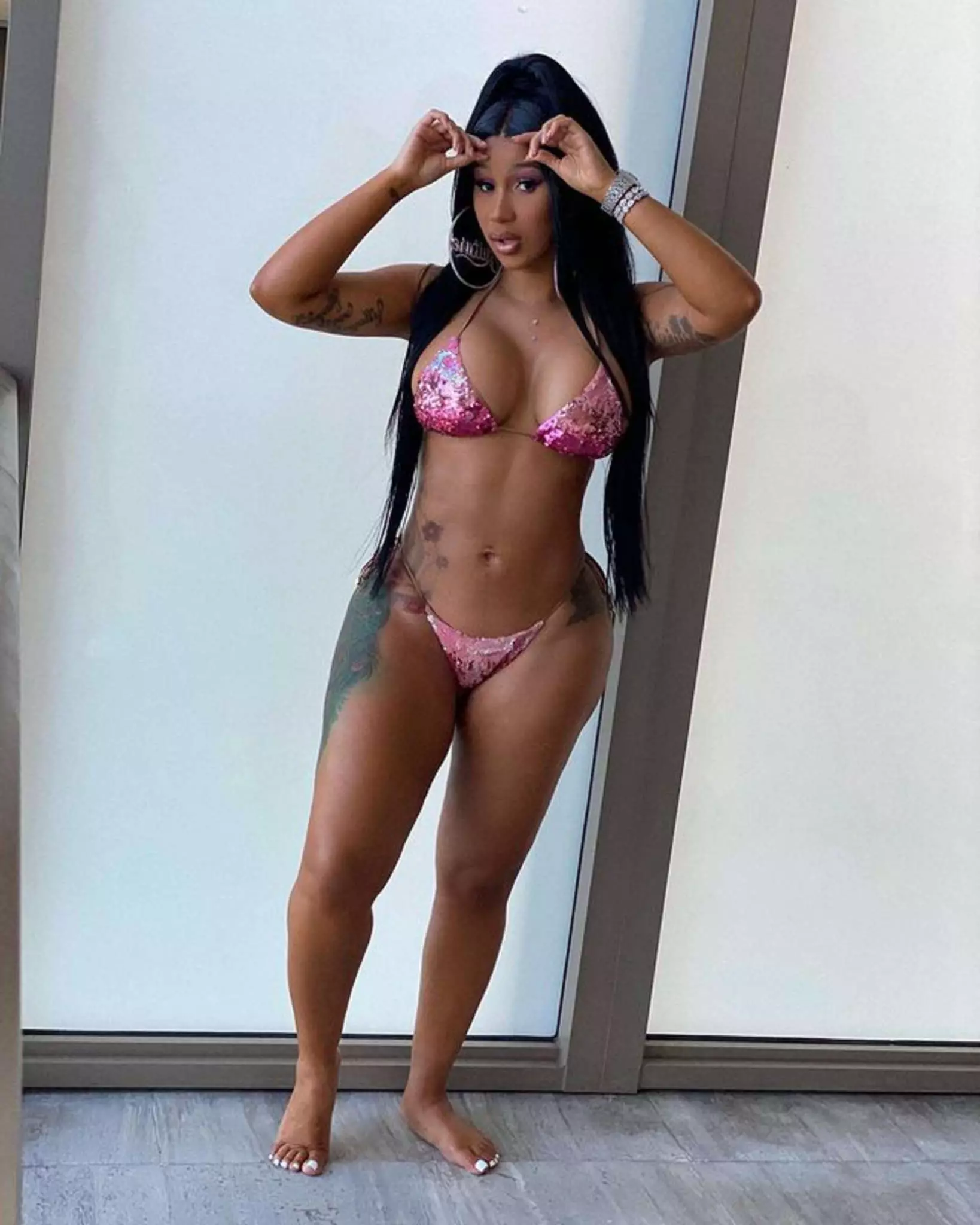 Cardi B-k Bikini argazki batekin hasten du urte berria eta nahi duena jateari uzteko zin 12959_2