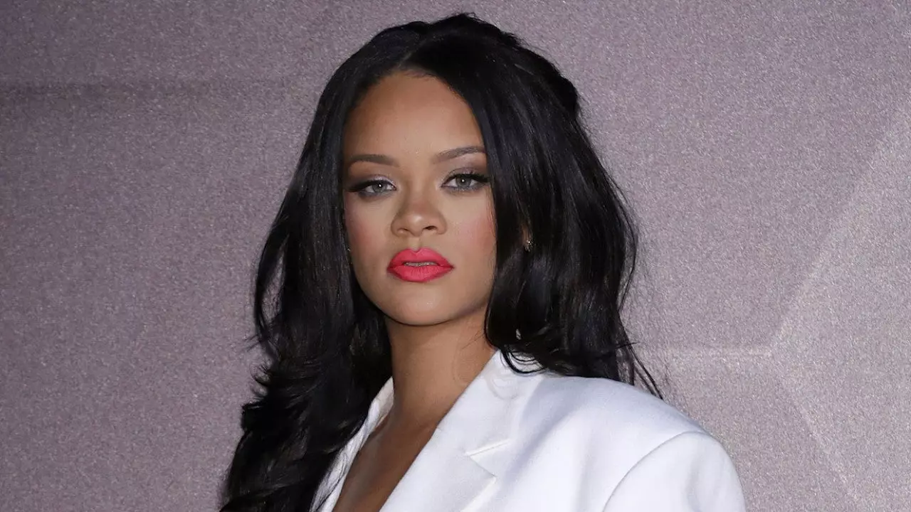 Rihanna O Ilatsa Sefahleho Kotsing ea Scooter Empa 'O fola Kapele!'