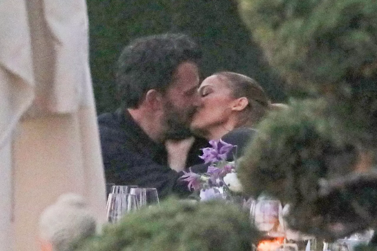 Jennifer Lopez le Ben Affleck ba paka PDA nakong ea ho intša le bana ba bona nakong ea litlaleho tsa kopano!