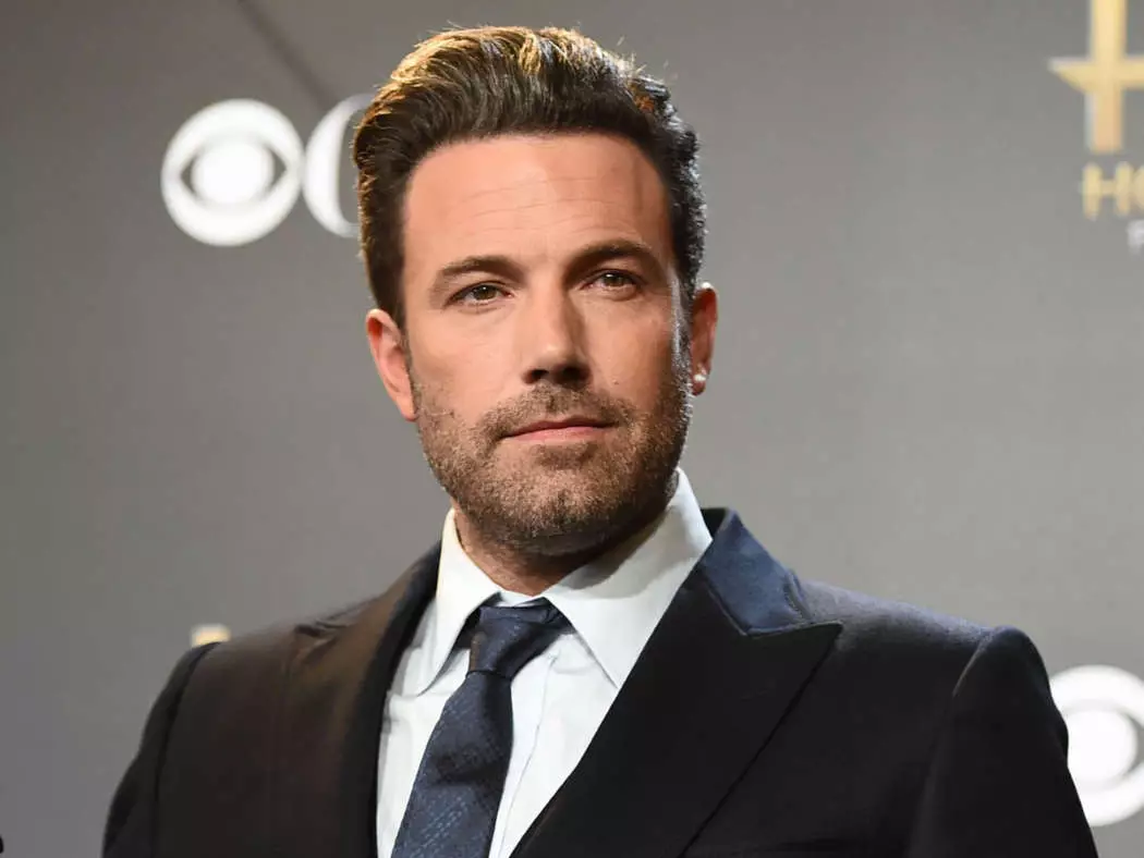 Ben Affleck o ile a nka foto ea ho tsuba lisakerete ka maske a bongaka nakong ea seoa sa coronavirus