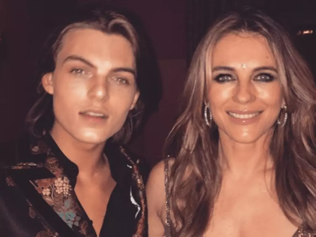 Mora oa Elizabeth Hurley Damian ke Milione ea Chesang Ka mor'a ho Hlōla Nyeoe ea Lefa