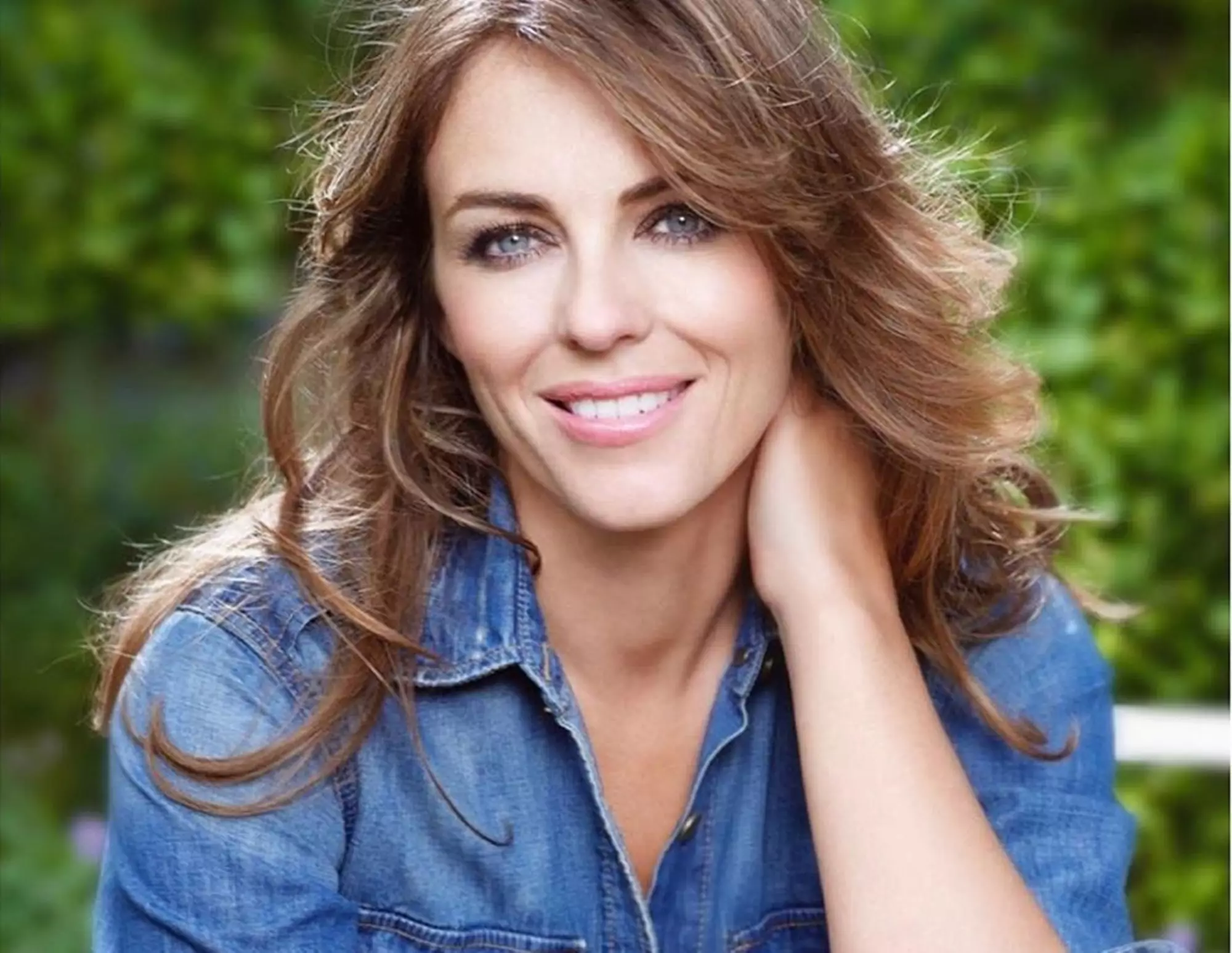 Elizabeth Hurley spog met haar kurwes in betowerende prente en gee die geheime weg om 'n plat buik en 'n perfekte knip op 54 te hê