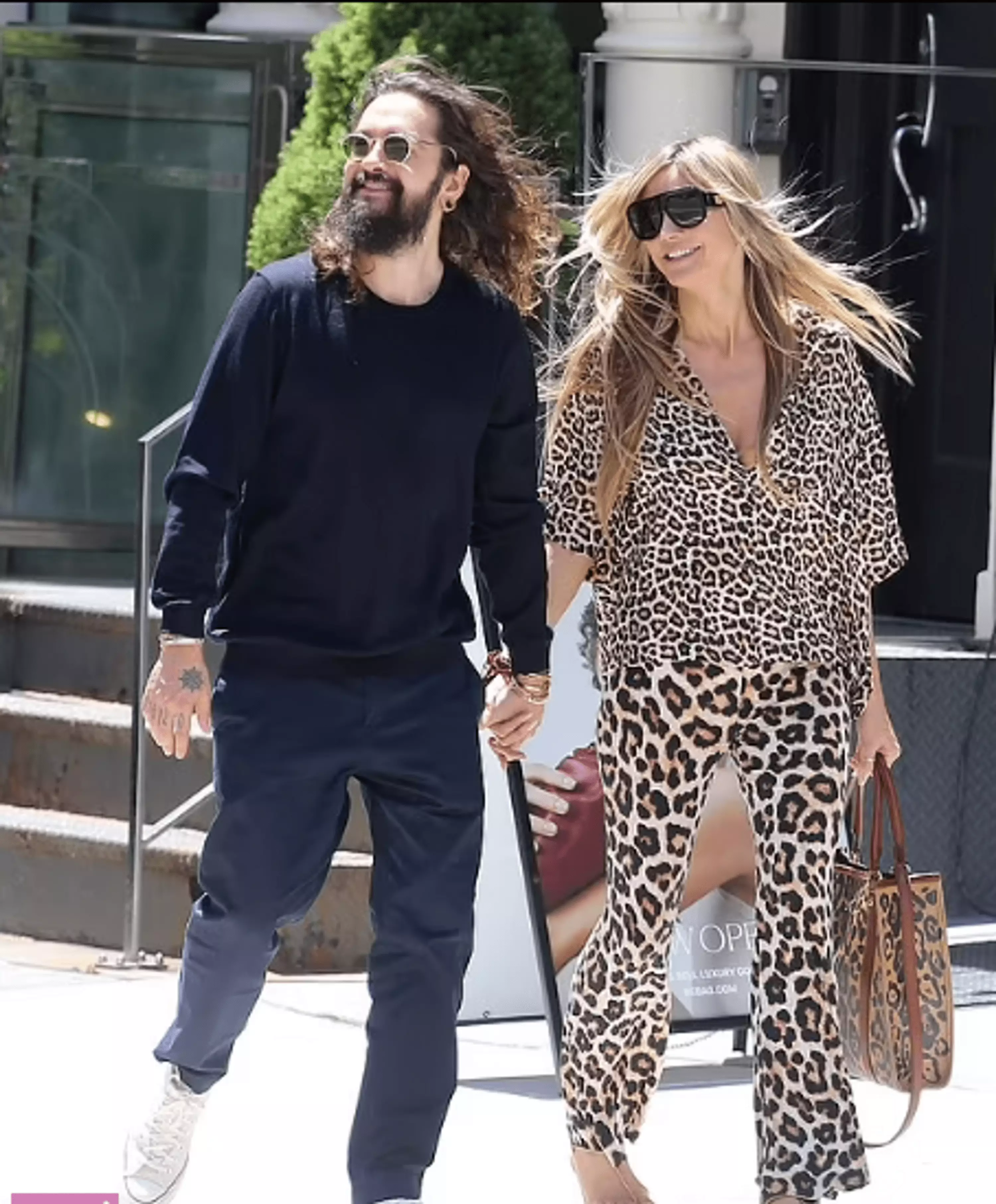 La supermodelo Heidi Klum en una reverencia total 'depredadora', caminó con su esposo en Nueva York