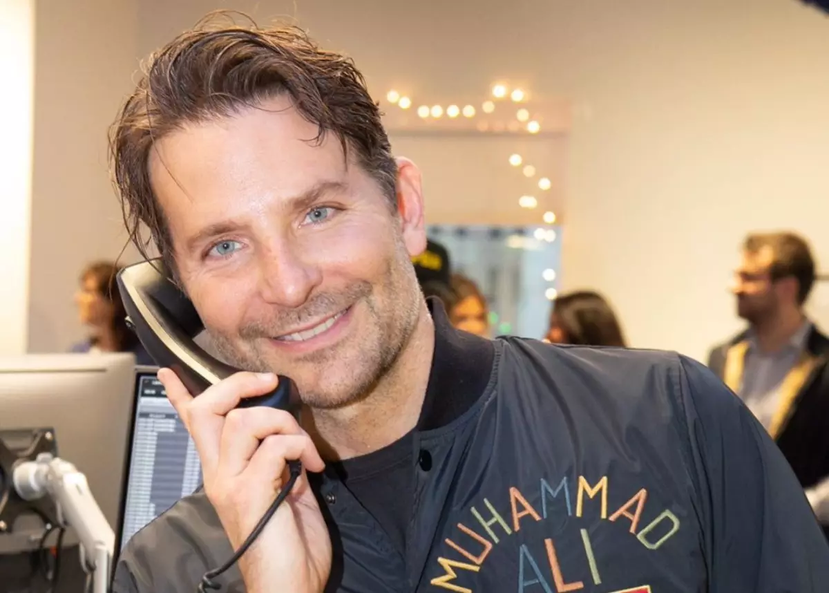 Bradley Cooper răspunde la telefoane la ICAP Charity Day