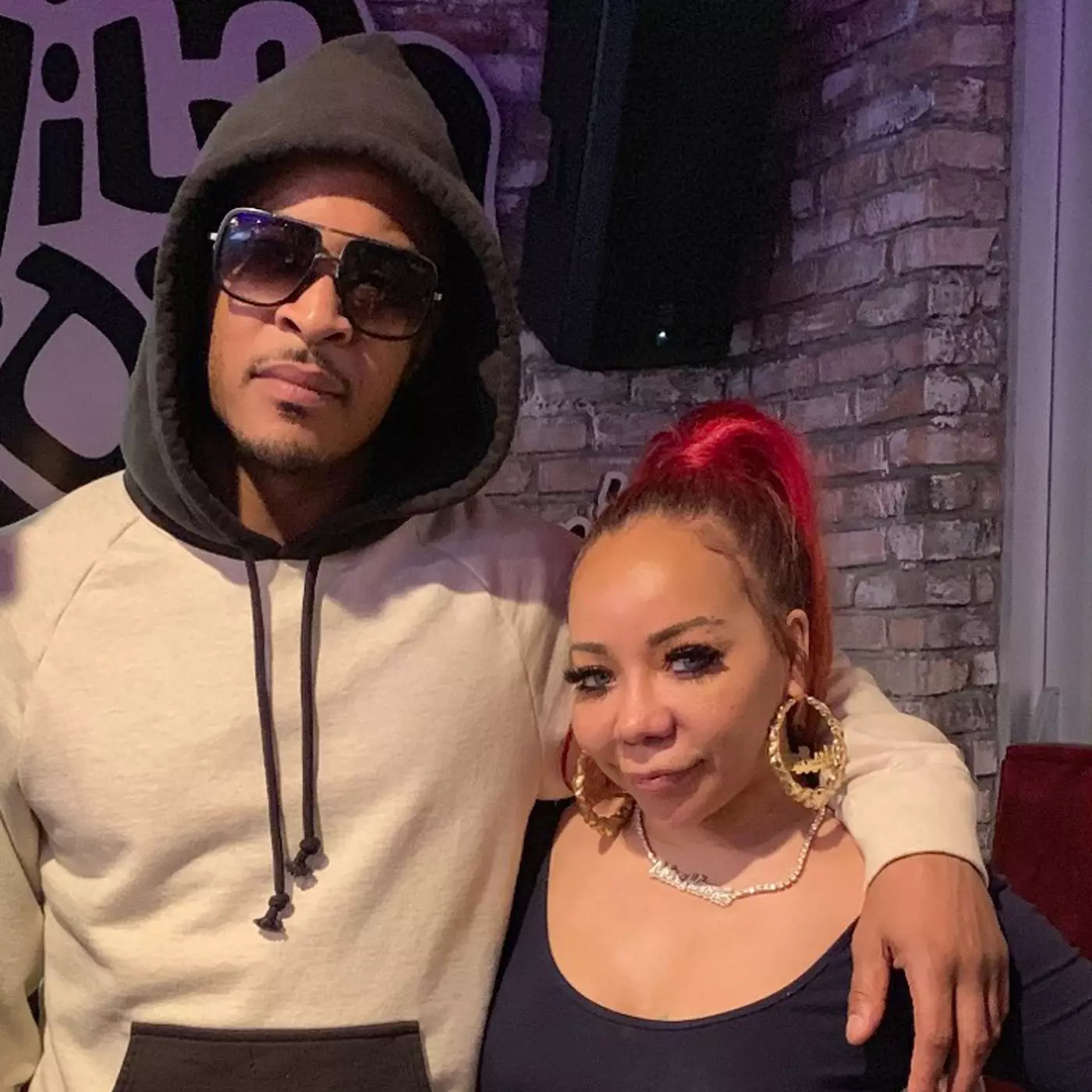 T.I. Anashiriki Picha ya Mandhari ya Kustaajabisha Ambapo Anasherehekea kumbukumbu yake ya miaka na Tiny Harris - Tazama Video ya Dreamy