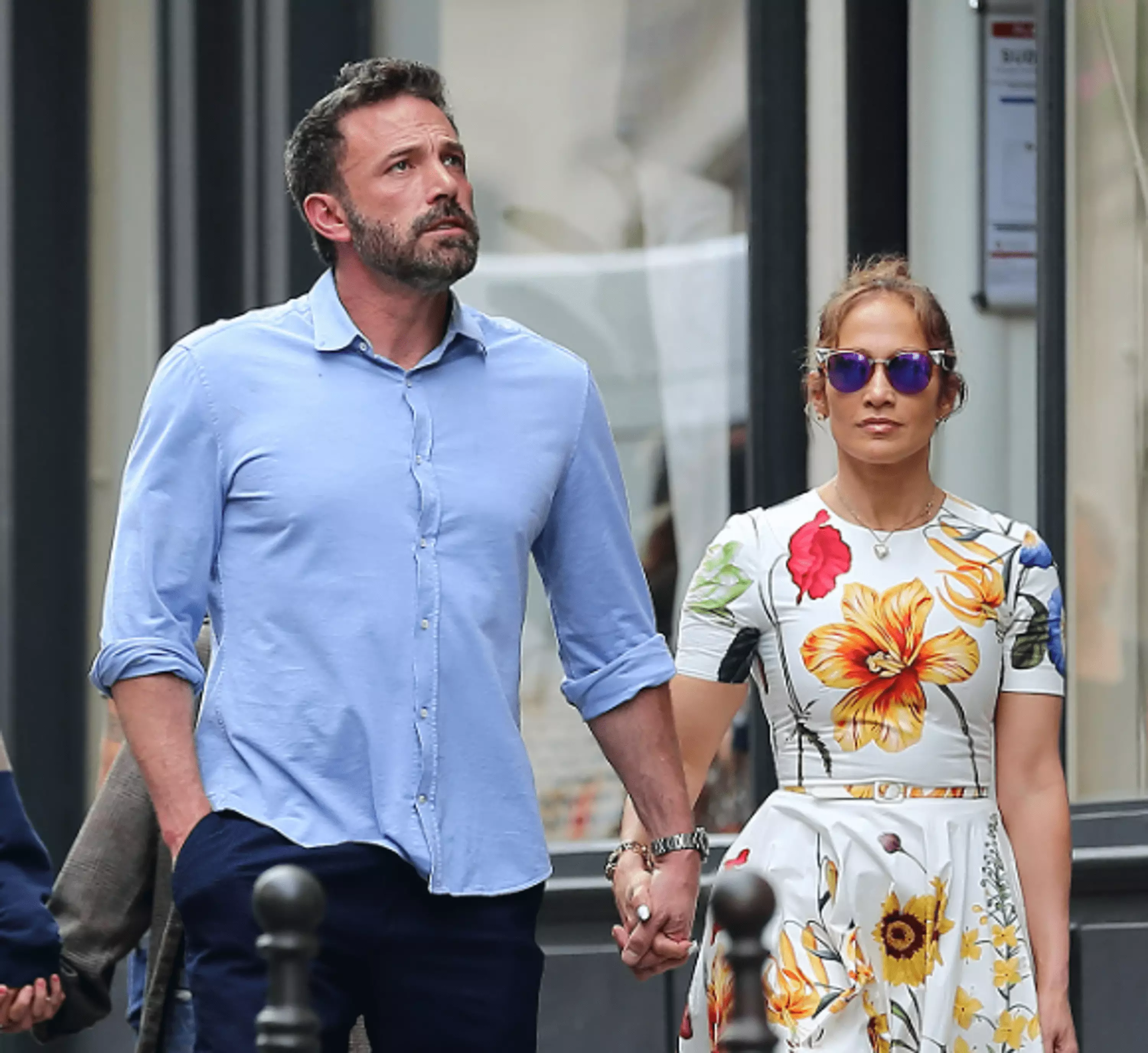 Bisha Malabka ee Paris, Ben Affleck iyo Jennifer Lopez waxaa la arki karaa iyagoo xiran lebbiska xagaaga ee quruxda badan