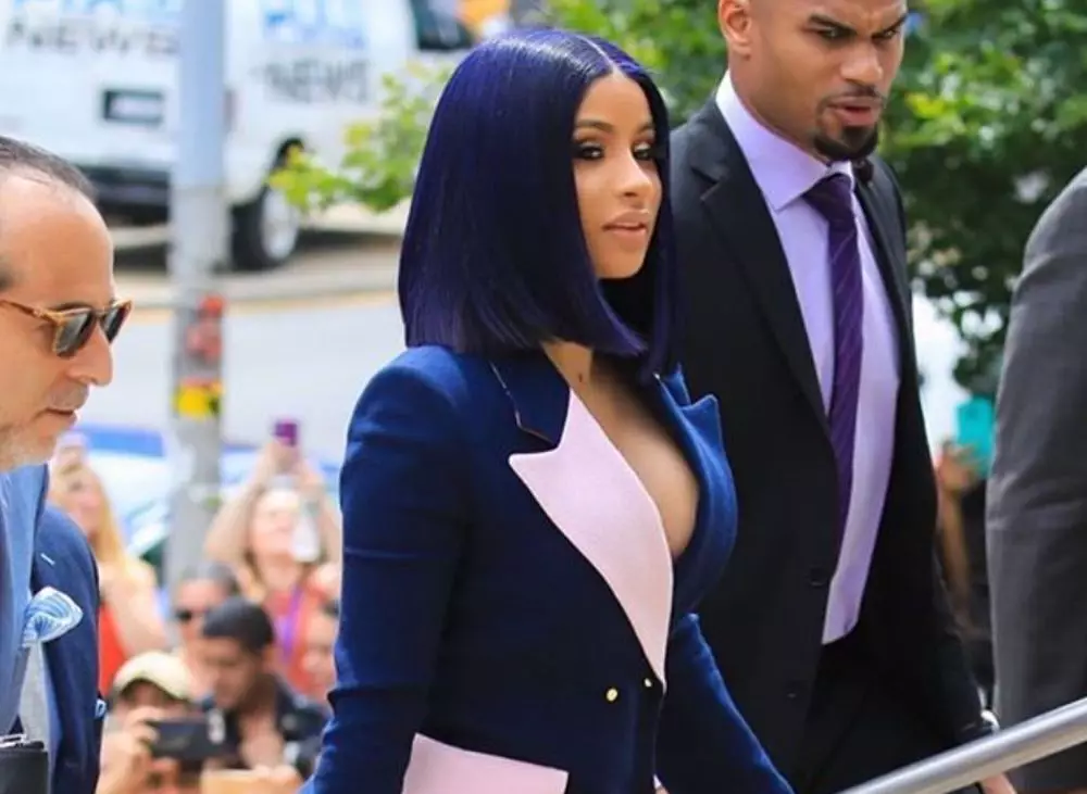 Cardi B teisme vilkėjo „Brogger Gurli“ kostiumą – jos šukuosenų meistrė ir makiažo meistrė kalba apie išvaizdą