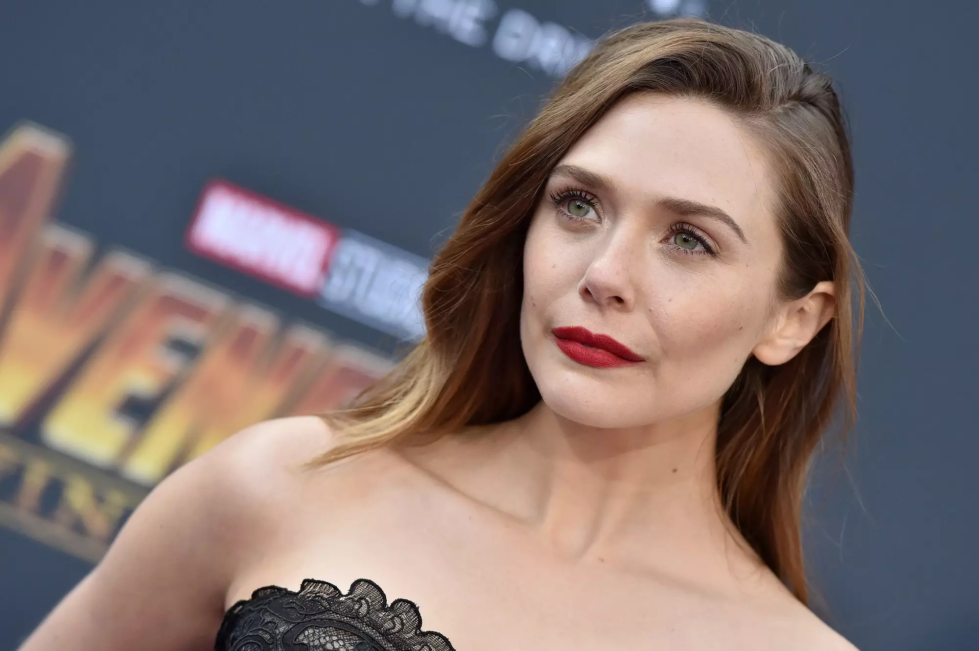 Elizabeth Olsen dia miresaka raha tokony hanantena Sarimihetsika Solo Witch Scarlet Handroso ao amin'ny MCU isika