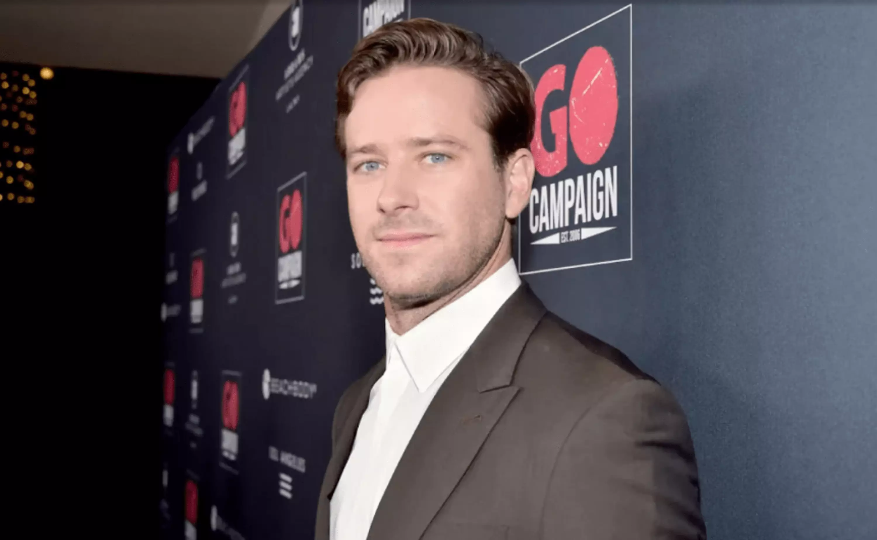 Momba ny fiampangana azy ho mpihinan-kanina, dia hitifitra andiany amin'ny fahitalavitra i Armie Hammer