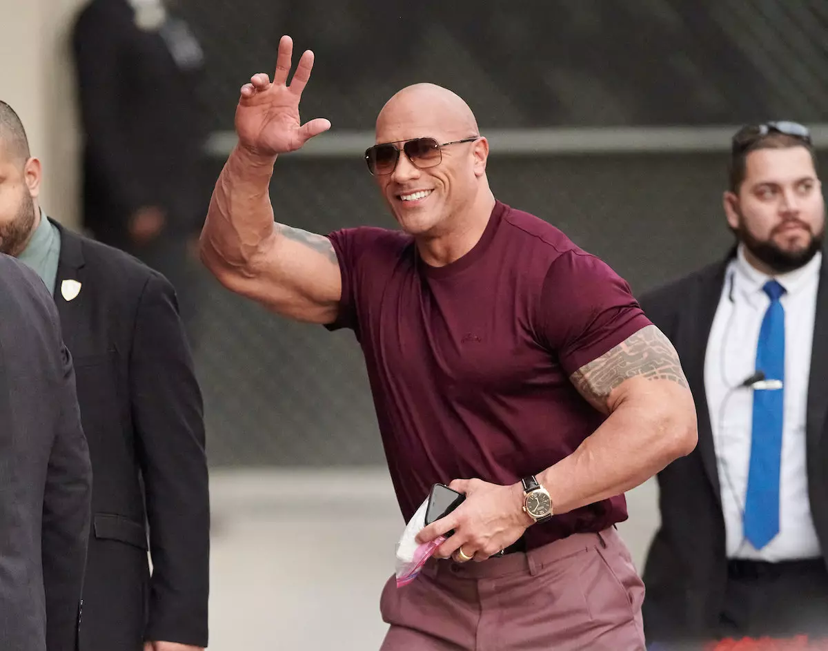 Dwayne Johnson Comic Con-era agertu zen Adam jantzi beltzez