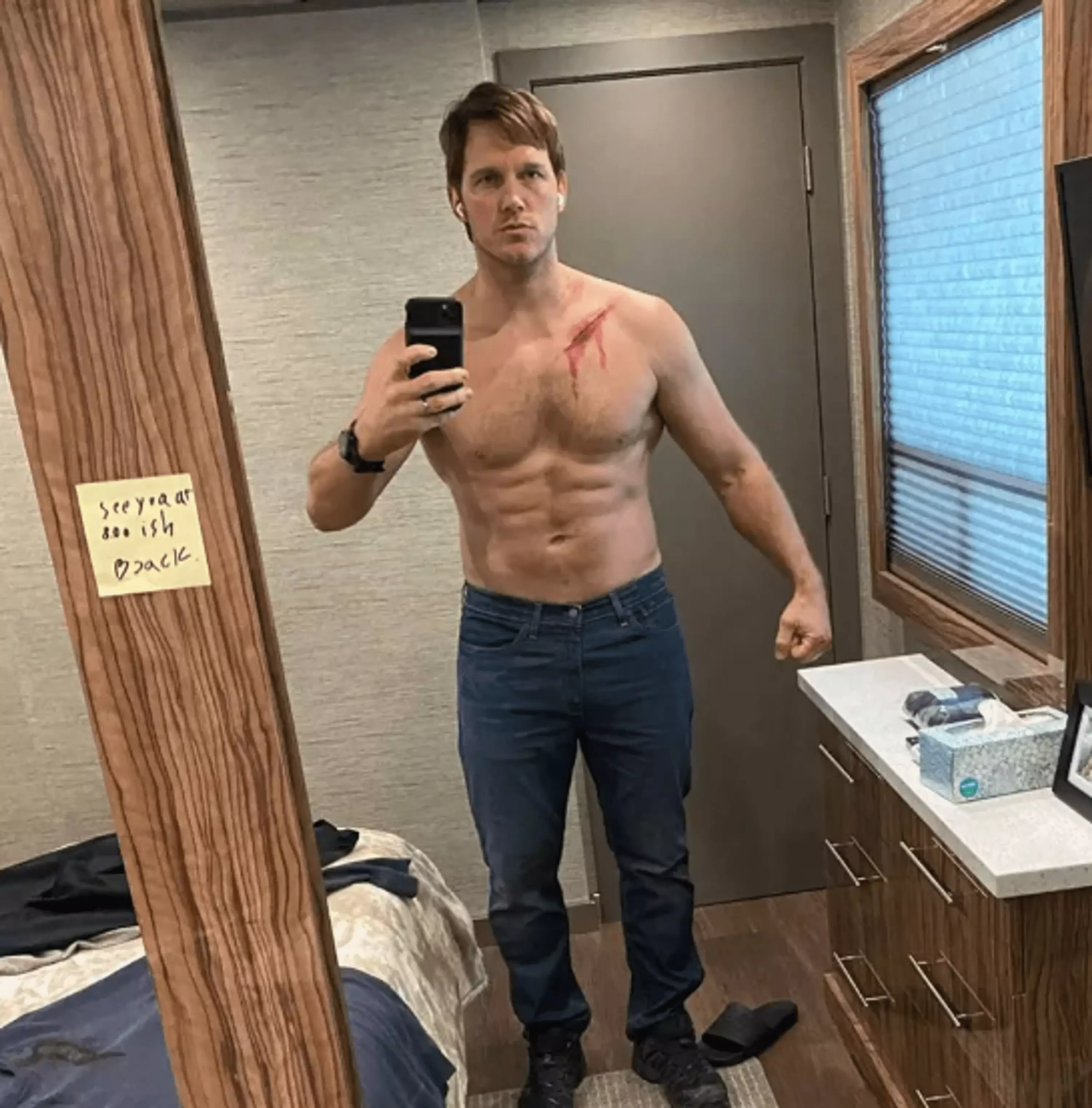 Chris Pratt viste bicepsene sine i et skjorteløst Instagram-bilde