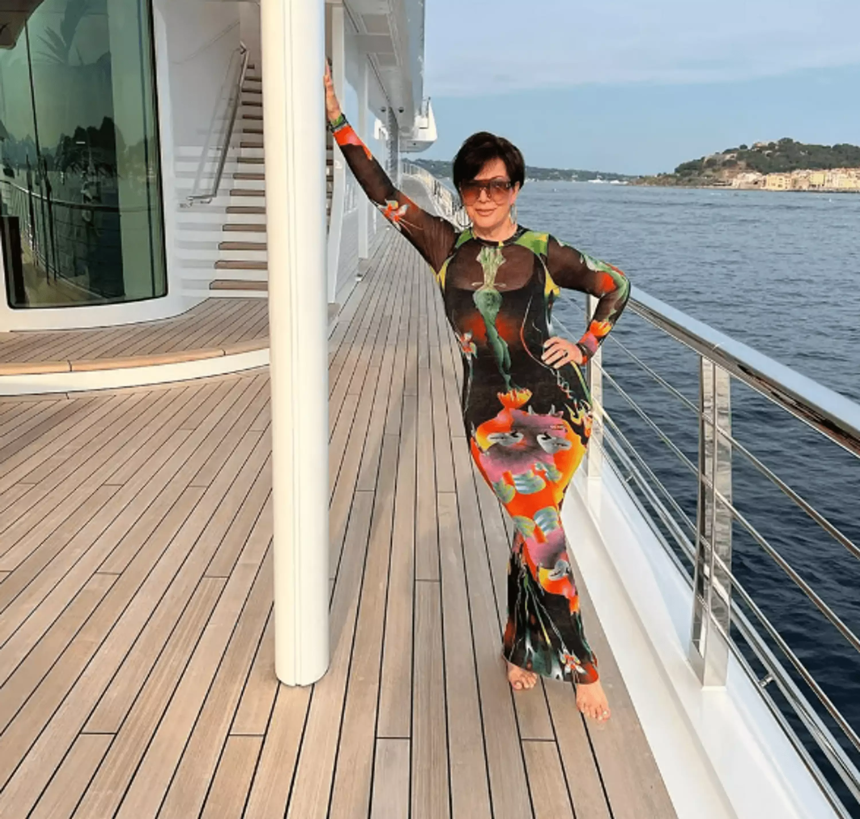 Kris Jenner hnav daim tawv nqaij nruj, hnav ris tsho hnav thaum caij nkoj ntawm Yacht thiab saib zoo kawg