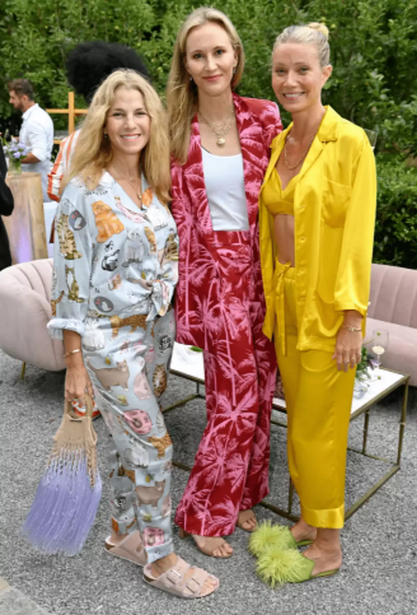 Gwyneth Paltrow apareceu para um evento social de pijama de seda e maquiagem mínima