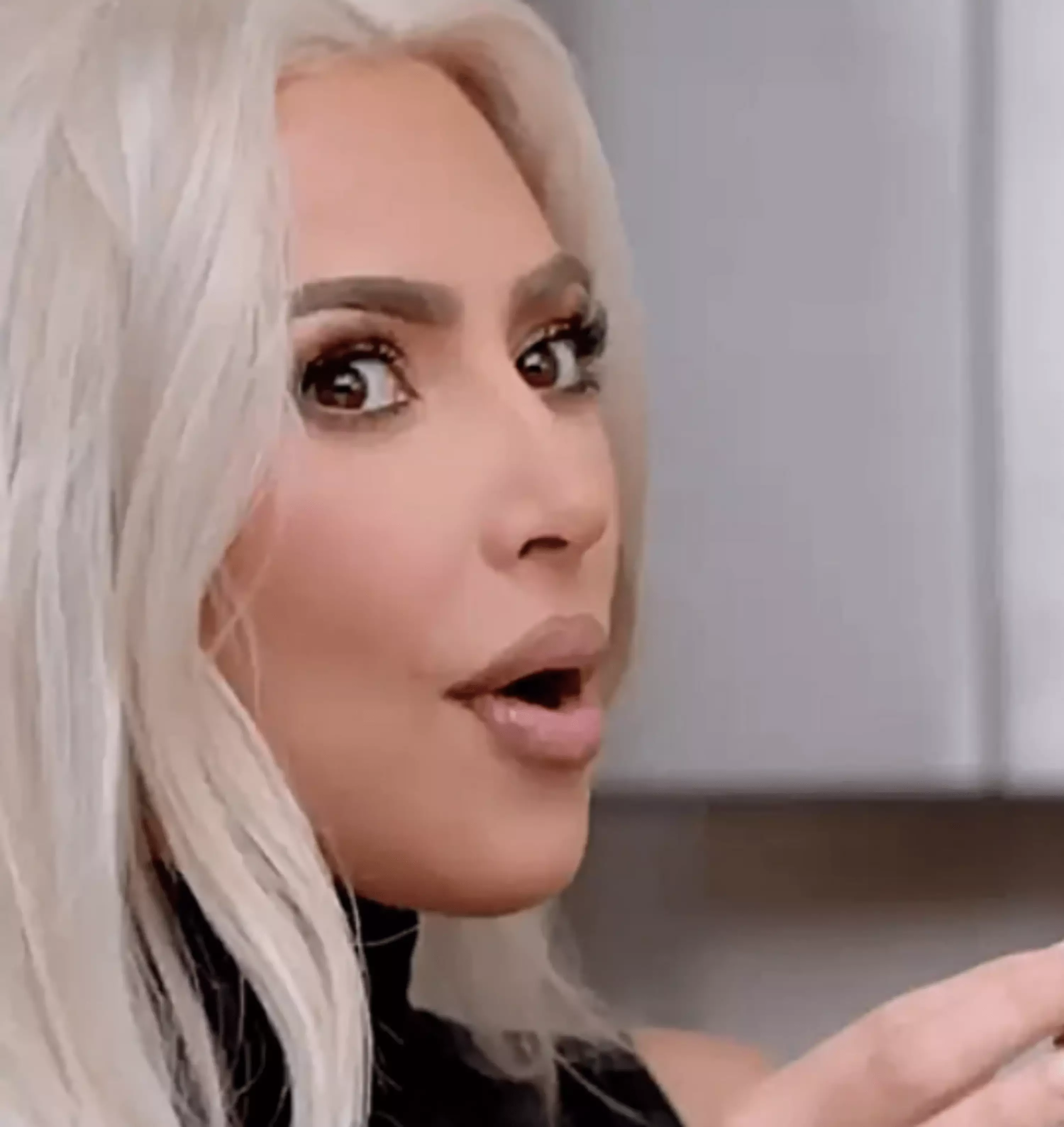 Kim Kardashian werd veroordeeld voor het nabootsen van het kauwen van een hamburger in een Beyond Meat-commercial